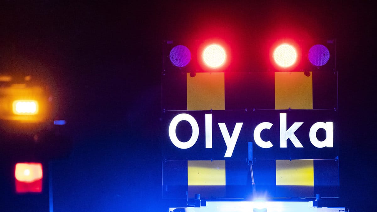 Bil voltade ner i vattendrag – hamnade upp och ner