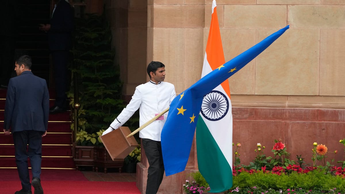 Flaggor görs i ordning inför ett möte mellan Indien och EU i New Delhi ...